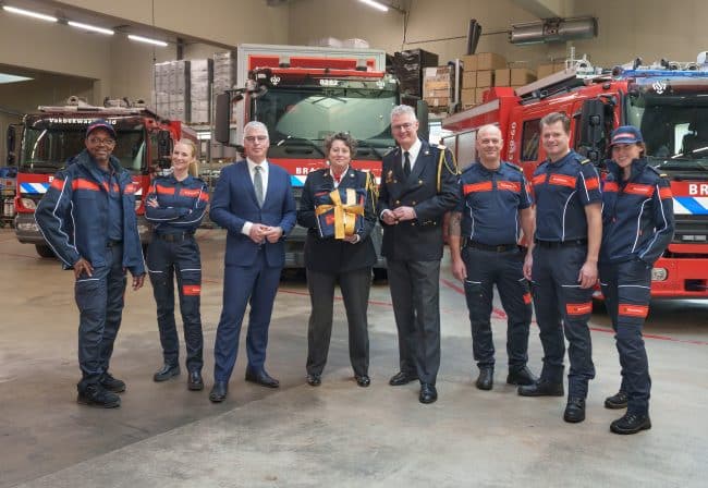 Eerste nieuwe operationeel uniformen brandweer uitgeleverd - Nederlands ...