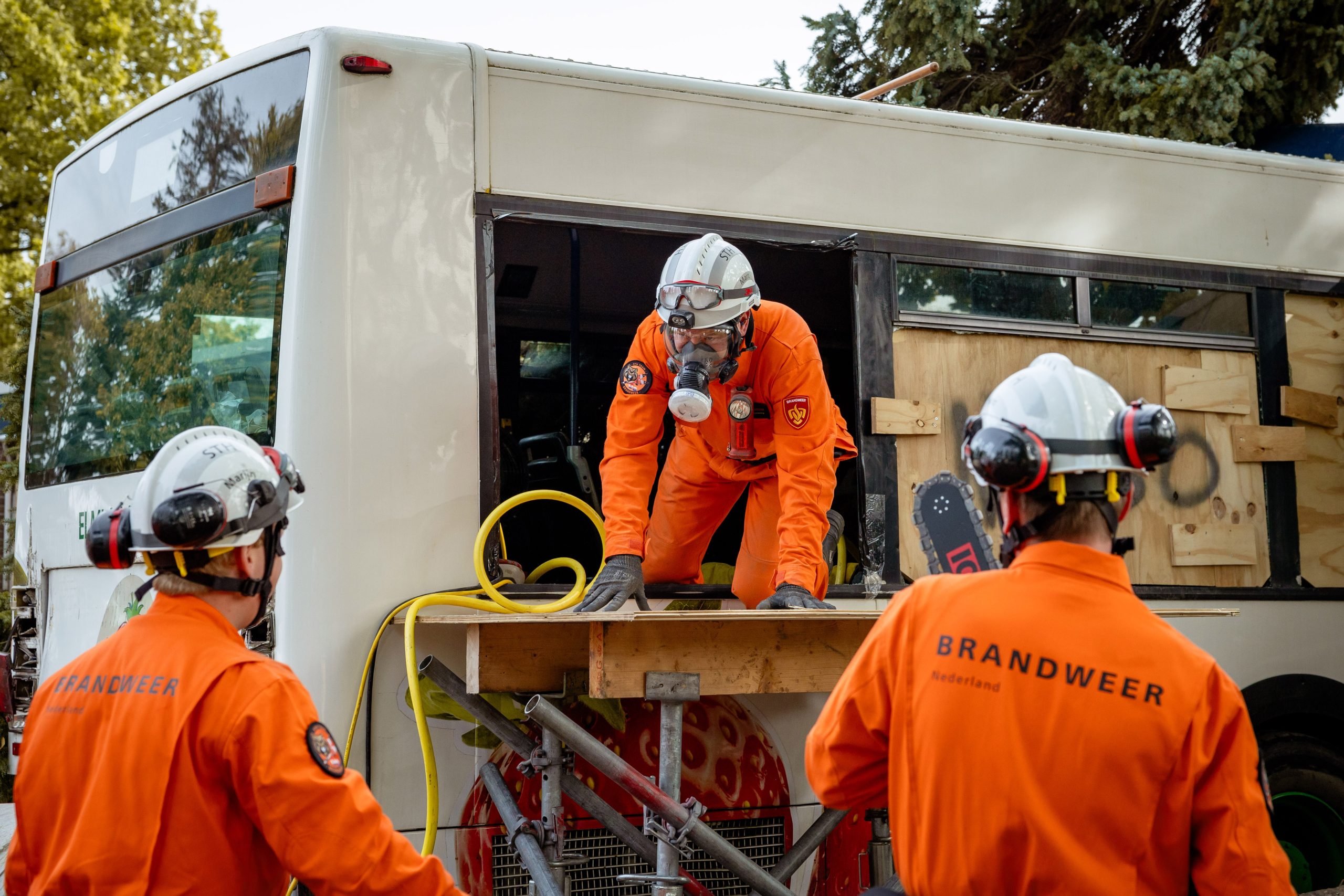 Teams STH en USAR.NL oefenen met pittig scenario - Nederlands Instituut ...